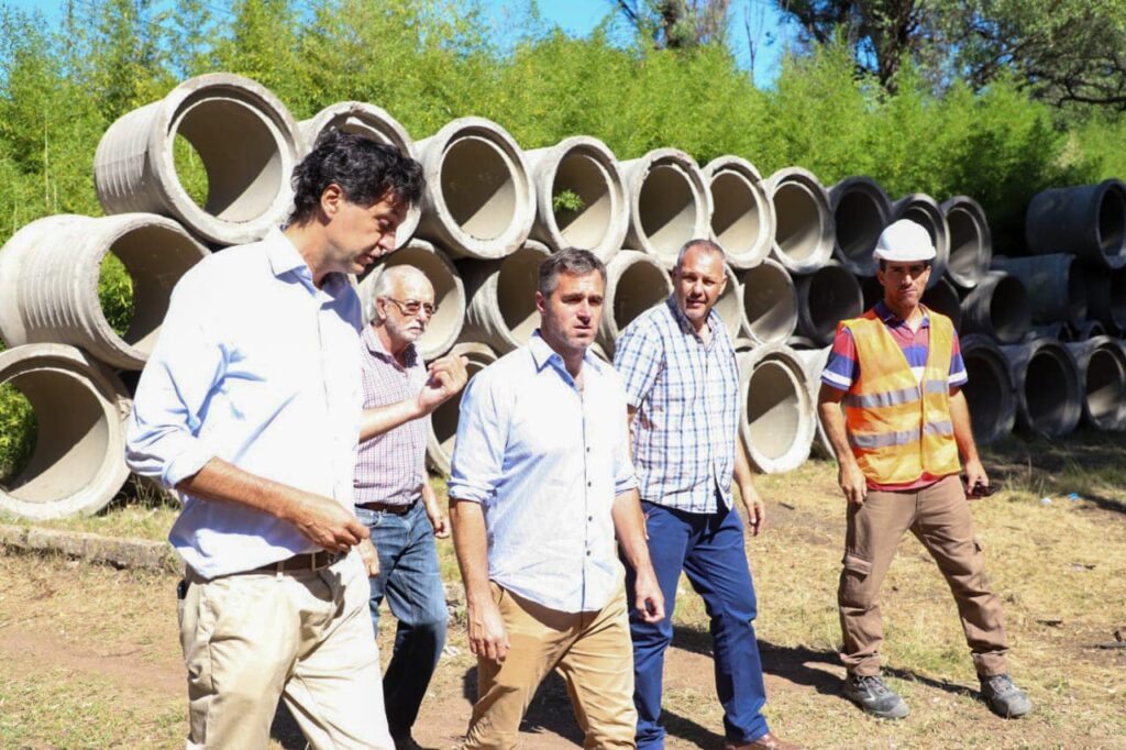 Federico Achával anunció un plan de asfalto para dos barrios de Manuel ...